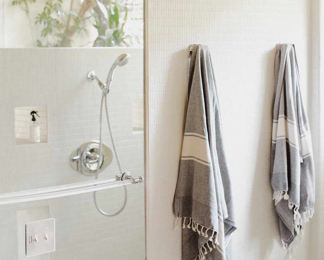 Towel Spray with Cedarwood, Bergamot, and Eucalyptus (VIDEO) – Vitruvi